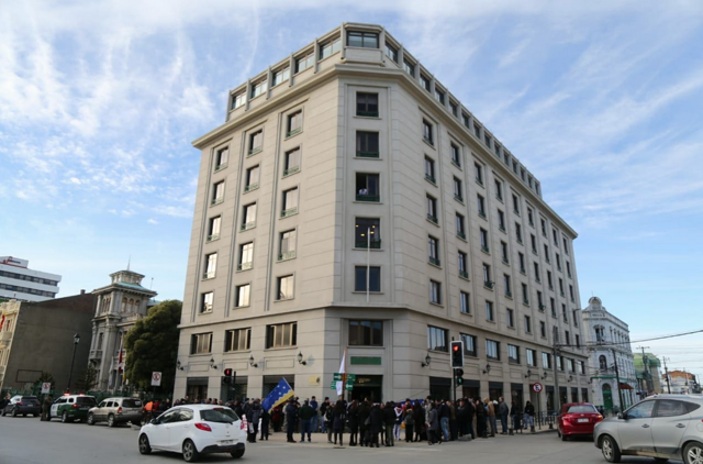 Trabajadores de Enap Magallanes preocupados manifestaron frente a edificio Central en Punta ...